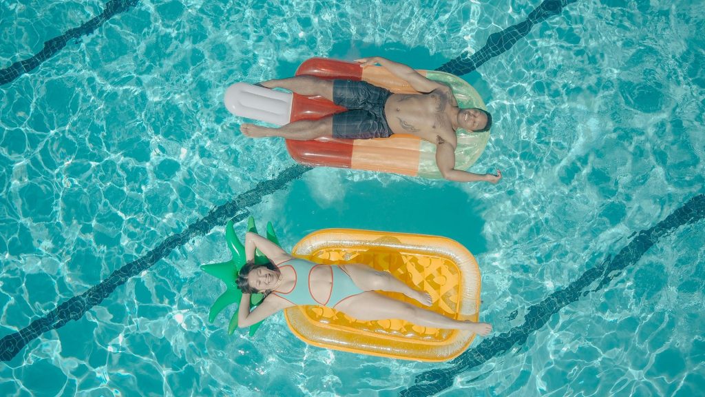 10 Stylish Pool Party Looks for Men - Partyvillas